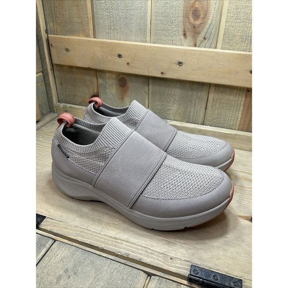 Clarks | Shoes | Us9 New Clarks Wavewalk Beige Sneakers Slip On Walking ...